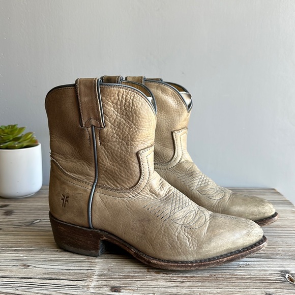 Frye | Shoes | Frye Billy Short Boots Size 7 2 | Poshmark